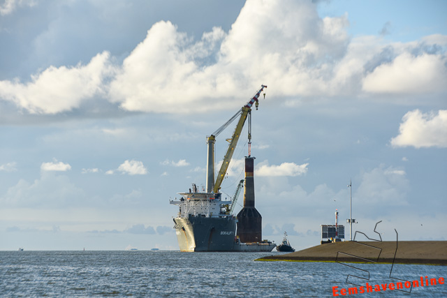 Bokalift 1 met fundatie hangend in de kraan – Eemshavenonline