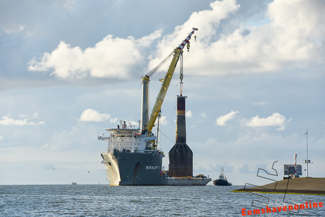 Bokalift 1 met fundatie hangend in de kraan – Eemshavenonline